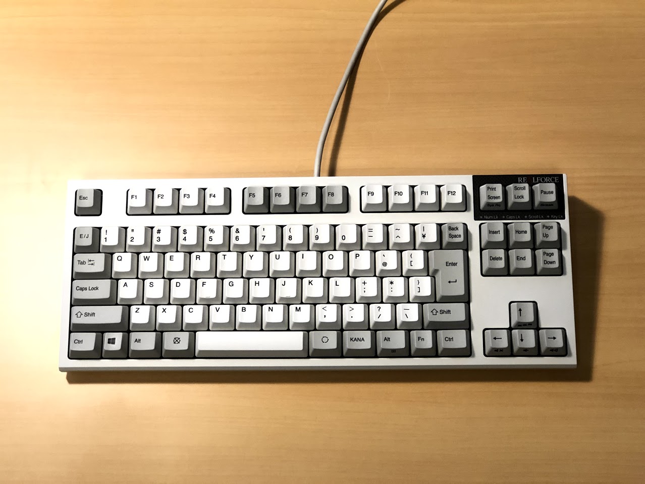 【レビュー】最高クラスの静音キーボード！リアルフォースR2「PFU Limited Edition」を紹介します。 | 無糖のデスク